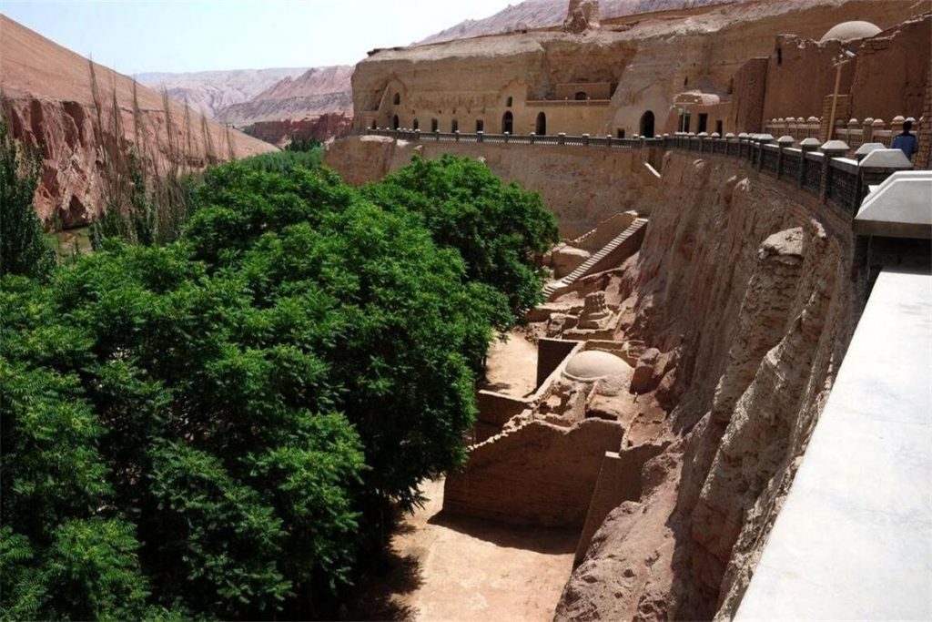 Seidenstraße Reise von Urumqi nach Kashgar mit Durchquerung der ...